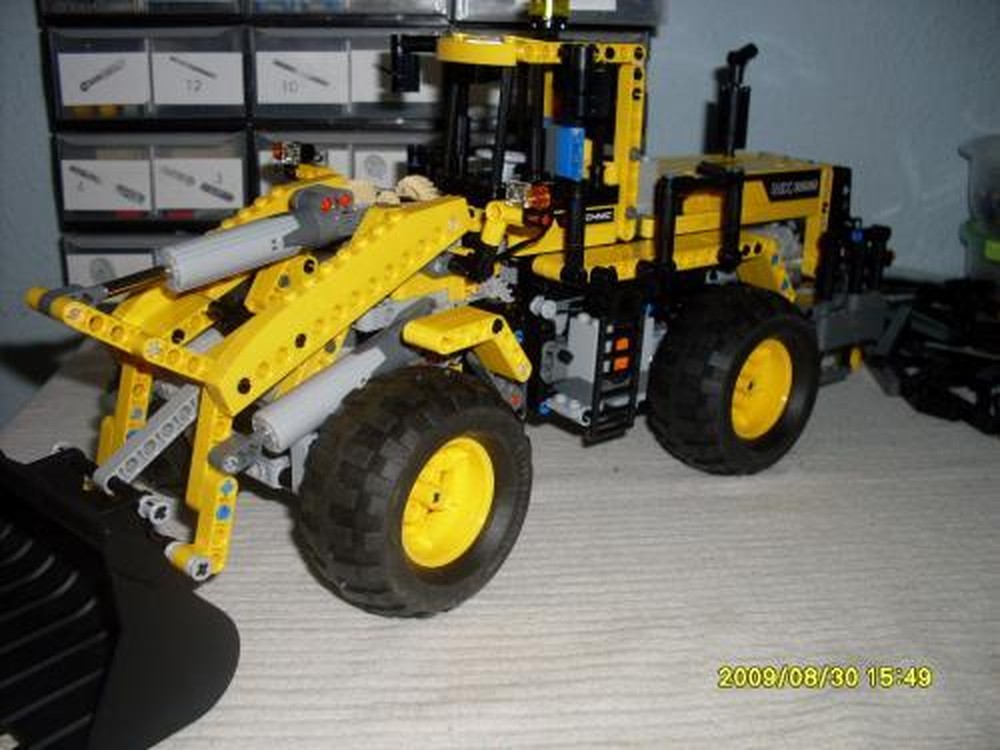 LEGO MOC 8265 - Motorized - Biker by VTMCGyver | Rebrickable - Build ...