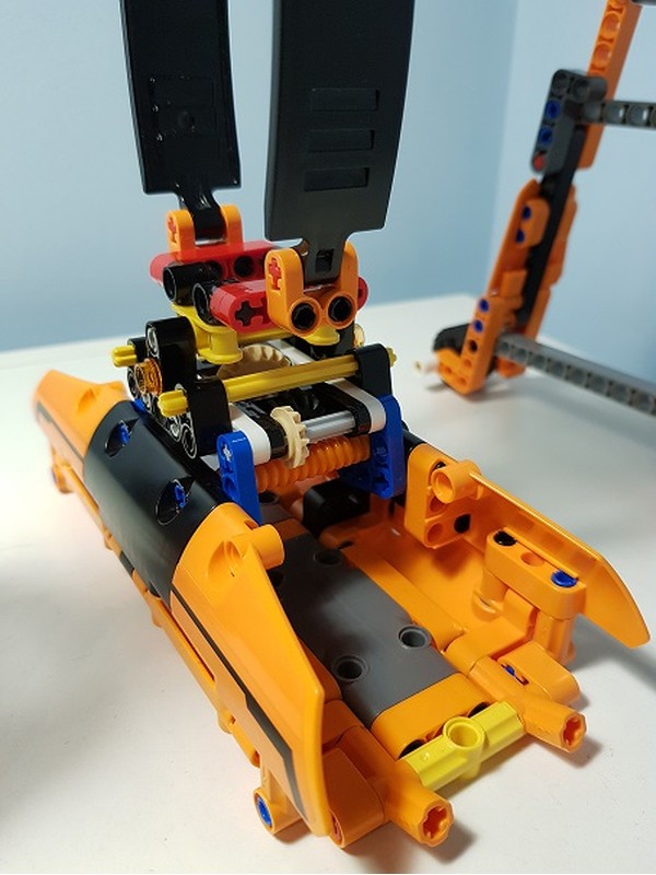 LEGO MOC Orange Container Crane by przemoe | Rebrickable - Build with LEGO