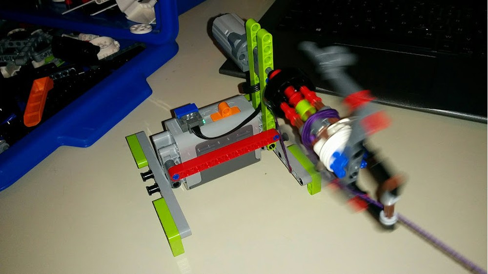 LEGO MOC LEGO Spinning Wheel by hazelrrr | Rebrickable - Build with LEGO