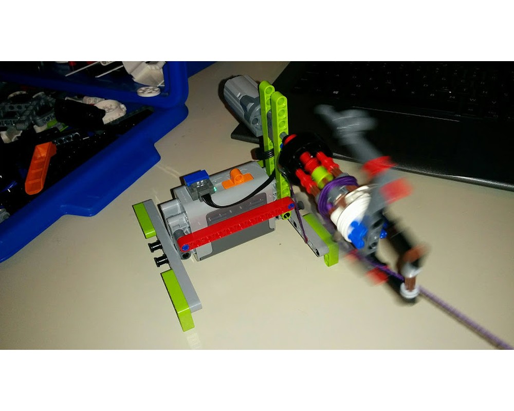 LEGO MOC LEGO Spinning Wheel by hazelrrr | Rebrickable - Build with LEGO