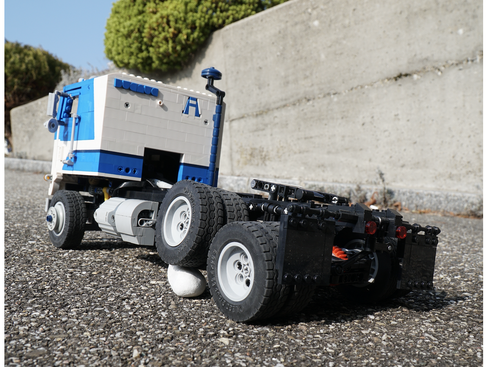 LEGO MOC FORD WT9000 1:17 Cabover Truck "Blue Mule" (White Line Fever ...