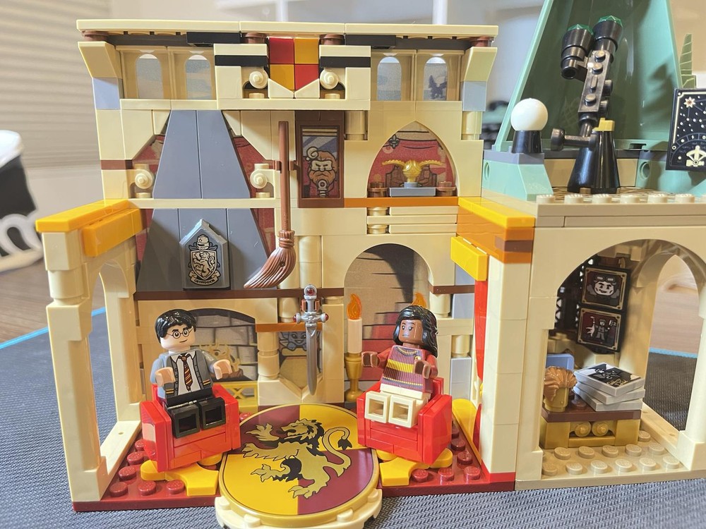 LEGO MOC Gryffindor House Banner to House Modular Conversion by roddlez ...