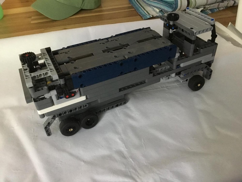 LEGO MOC Truck with top loading hatch by poisoned_donut | Rebrickable ...