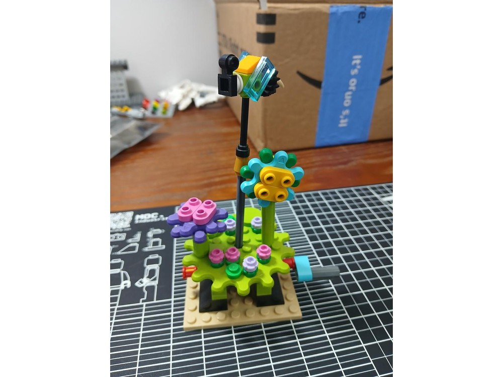 LEGO MOC Bee and flowers | 11019 'Bricks and Functions' alternative ...