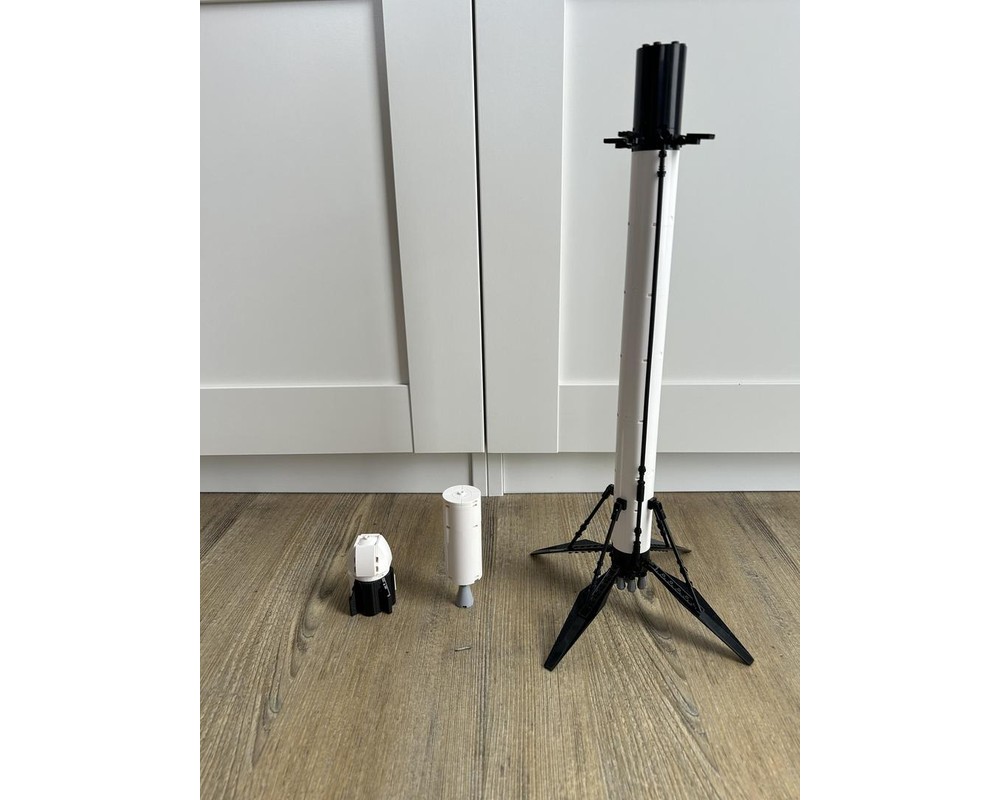 LEGO MOC SpaceX Falcon 9 with dragon capsule by LooneyBricks ...