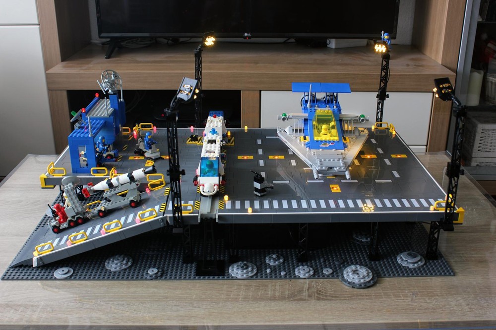 Lego Moc Space Landing Pad With Monorail Bigger By Bernd Das Brot Rebrickable Build With Lego