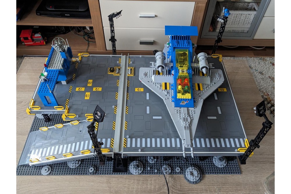 Lego Moc Space Landing Pad With Monorail Bigger By Bernd Das Brot