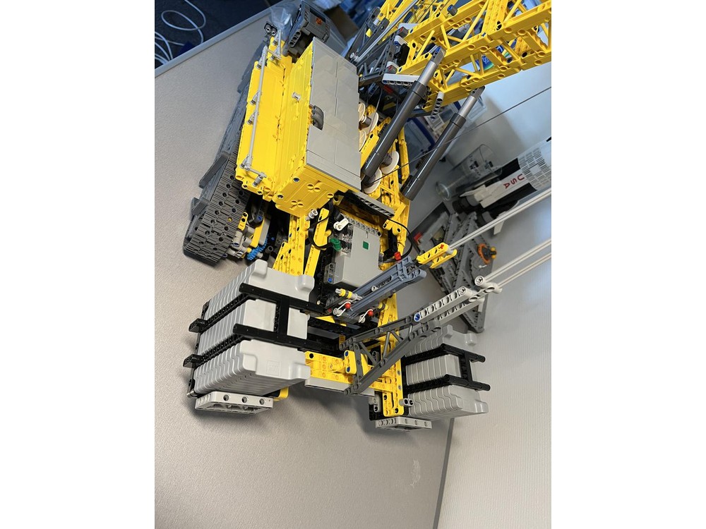 LEGO MOC Weight fixator for Liebherr Crawler Crane LR 13000 by cwbricks ...