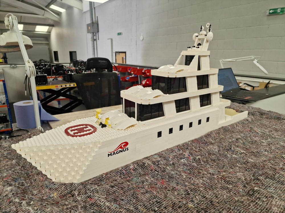LEGO MOC Luxury Yacht by @LegoRedders | Rebrickable - Build with LEGO