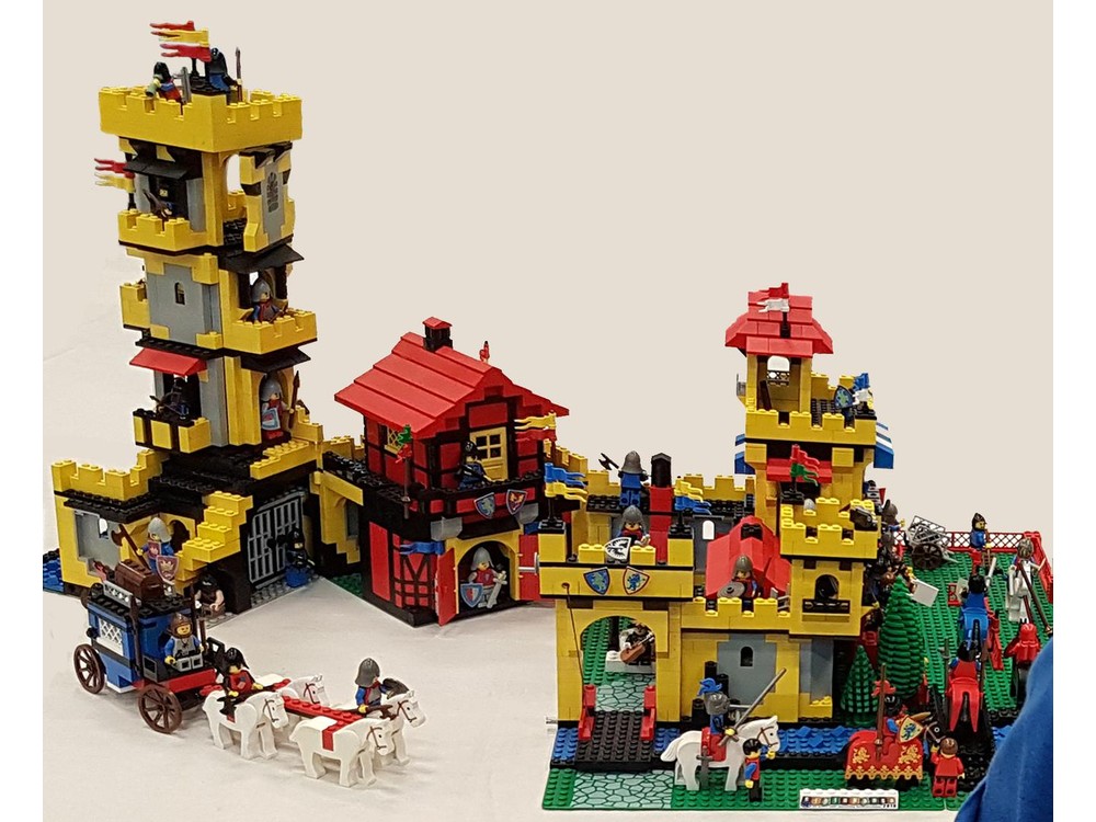 LEGO MOC Yellow Lion Head Castle by fidi70 | Rebrickable - Build with LEGO