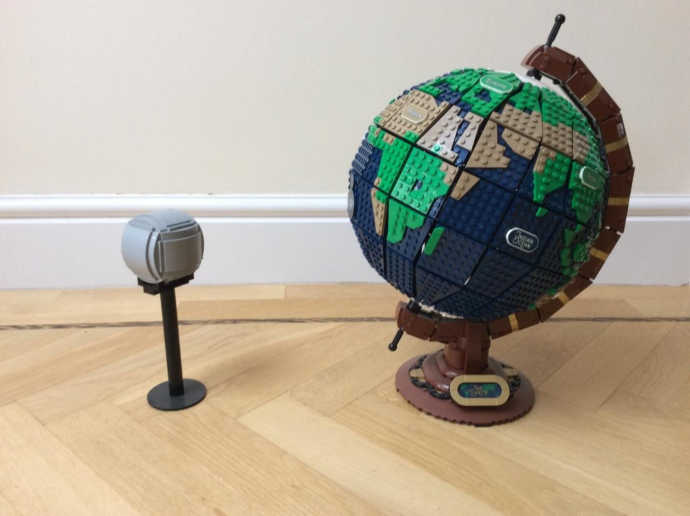 LEGO MOC The Moon by iscatrebor | Rebrickable - Build with LEGO