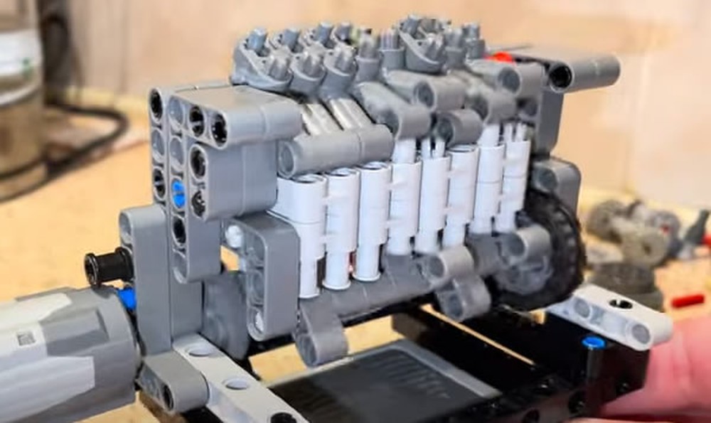 LEGO MOC Lego Technic inline Engine with fake valves by Legotyres ...