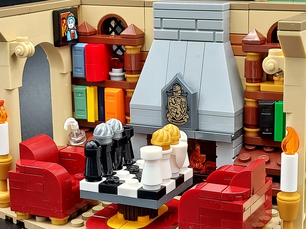 LEGO MOC Gryffindor Common Room by TrevorToad | Rebrickable - Build ...
