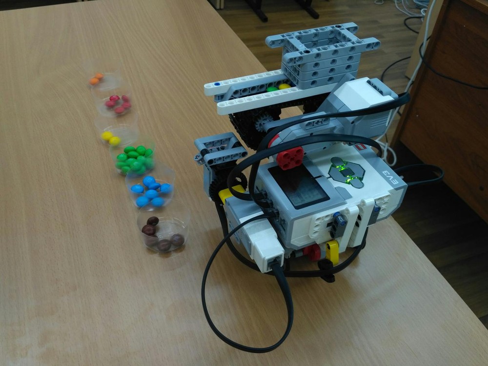 LEGO MOC M&M`s color sorter by xfeelgoodx | Rebrickable - Build with LEGO