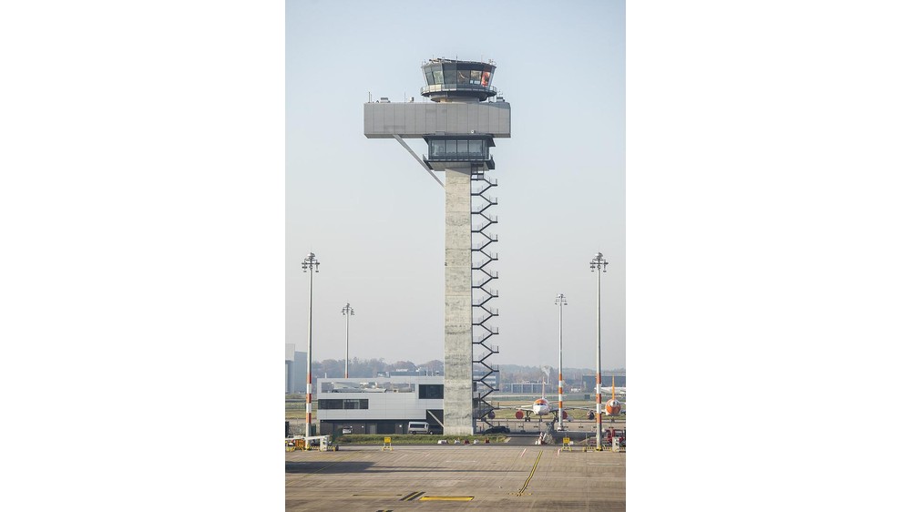 LEGO MOC Berlin BER Airport Tower by tralux21 | Rebrickable - Build ...