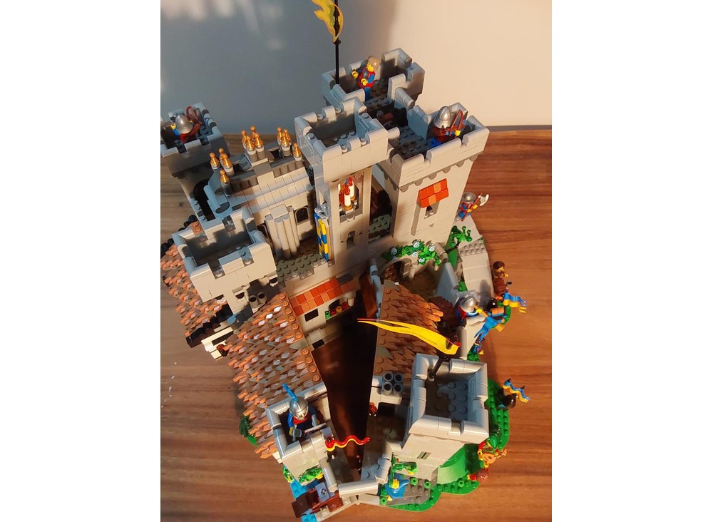 LEGO MOC Lion Knight's Castle Keep by cfricke | Rebrickable - Build ...