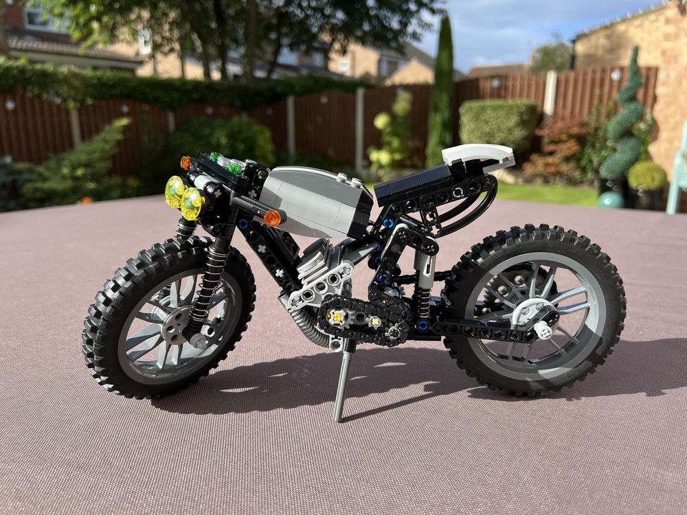 LEGO MOC Cafe Racer Triple by s90sml | Rebrickable - Build with LEGO