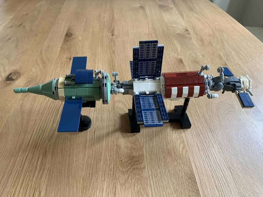 LEGO MOC Salyut 7 docking – 1:110 by JonHull | Rebrickable - Build with ...