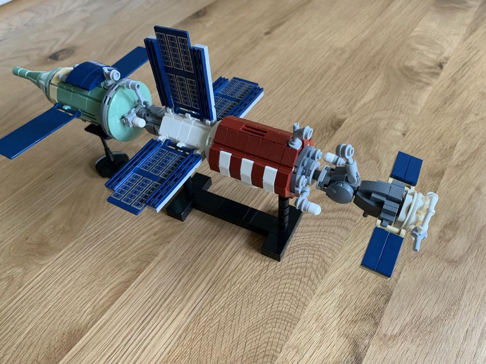 Lego Moc Salyut 7 Docking 1110 By Jonhull Rebrickable Build With