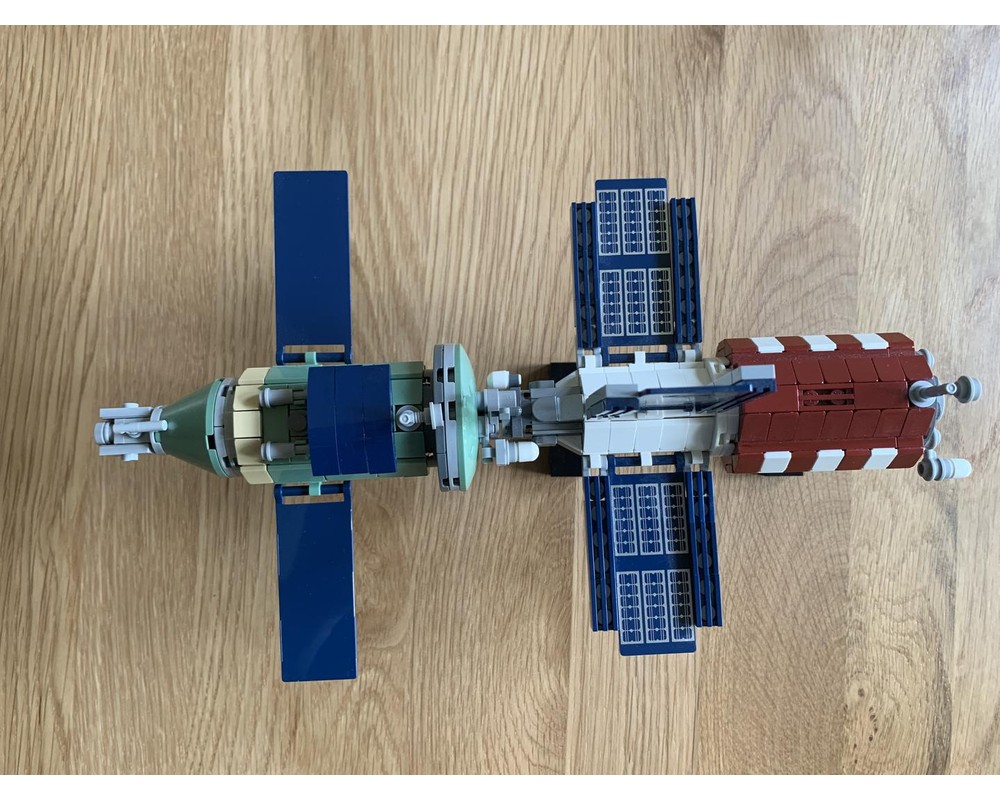 LEGO MOC Salyut 7 docking – 1:110 by JonHull | Rebrickable - Build with ...