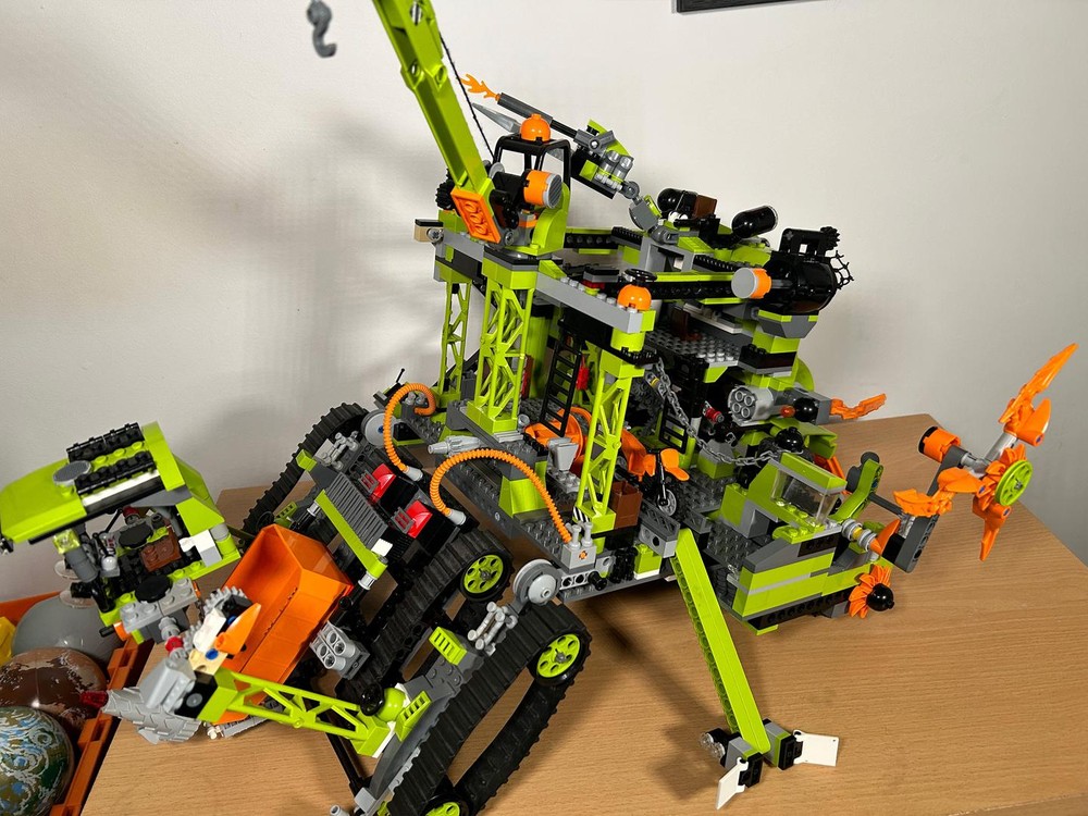 LEGO MOC the Crystal Consumer by Buttermaster42 | Rebrickable - Build ...