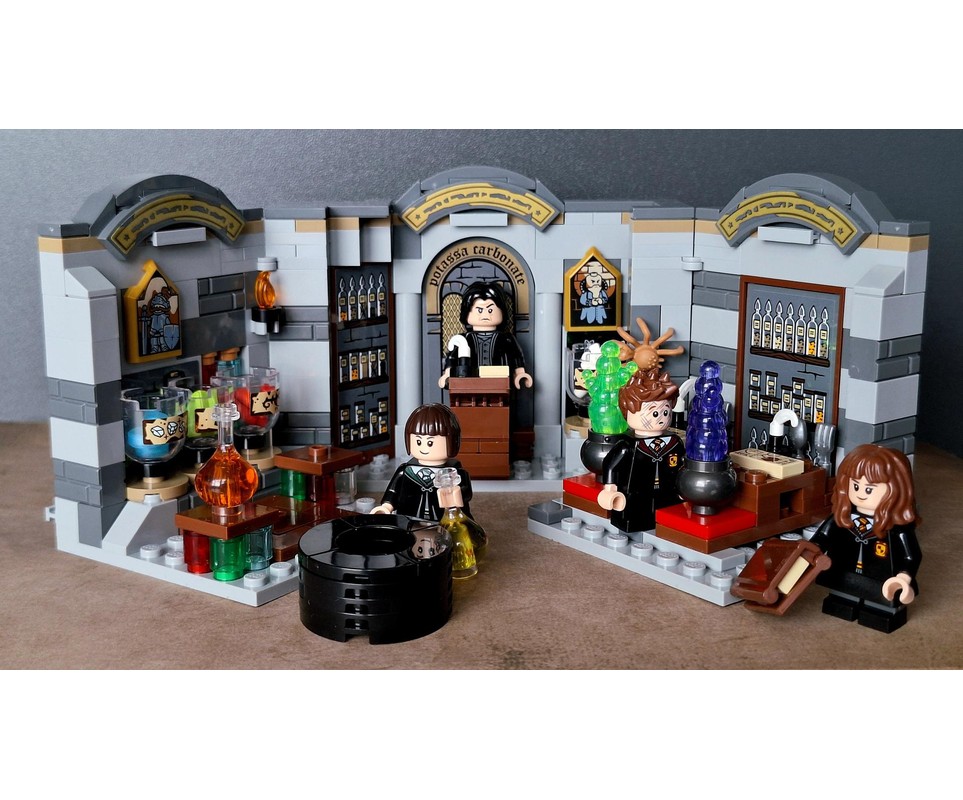 LEGO MOC Hogwarts: Potions Class (Modular 2024/25) by _built_by_niki ...