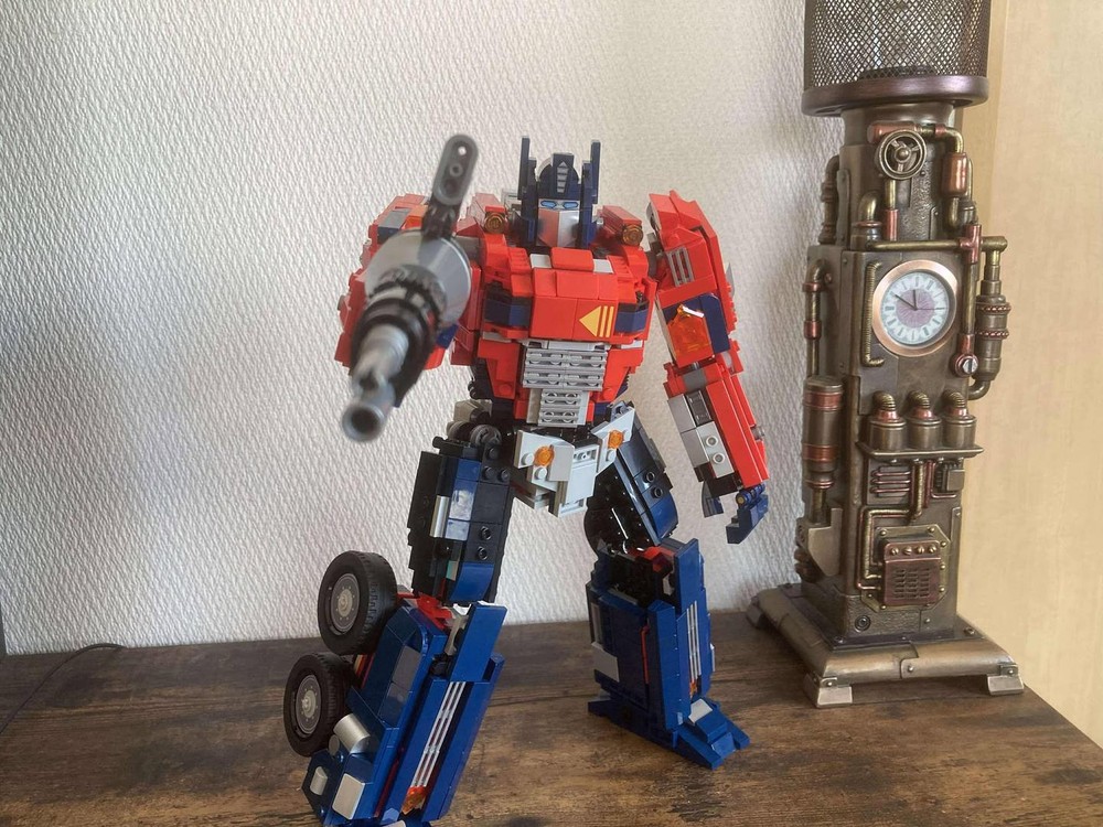 LEGO MOC Fall of Cybertron Optimus Prime by CreationCaravan (Brad ...