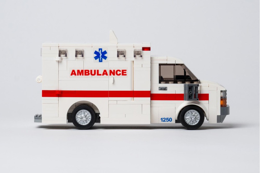 LEGO MOC Ambulance (w/ Full Interior) by eggybricks_ | Rebrickable ...