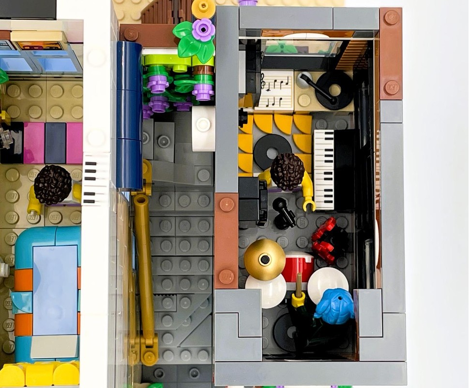 LEGO MOC Hotel and Studios Modular Alternate build of 2x31141 by re ...