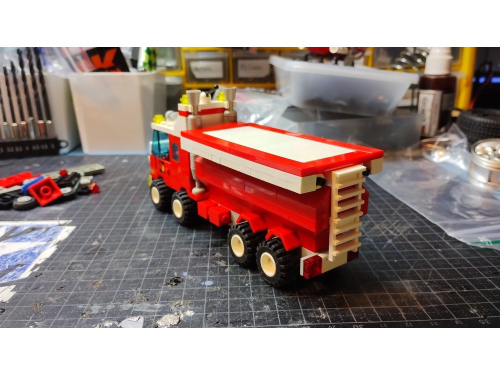 LEGO MOC Helipad Truck by Capribrick | Rebrickable - Build with LEGO