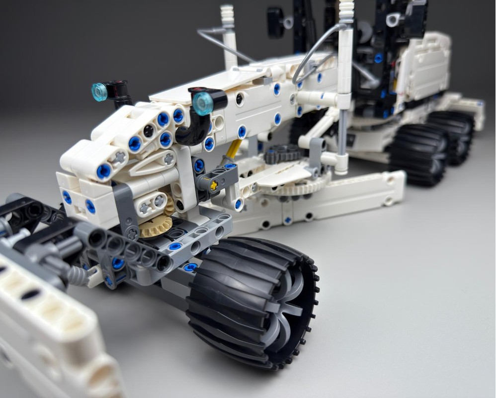 LEGO MOC Lunar Motor Grader and Energy Station by Guys and Bricks ...
