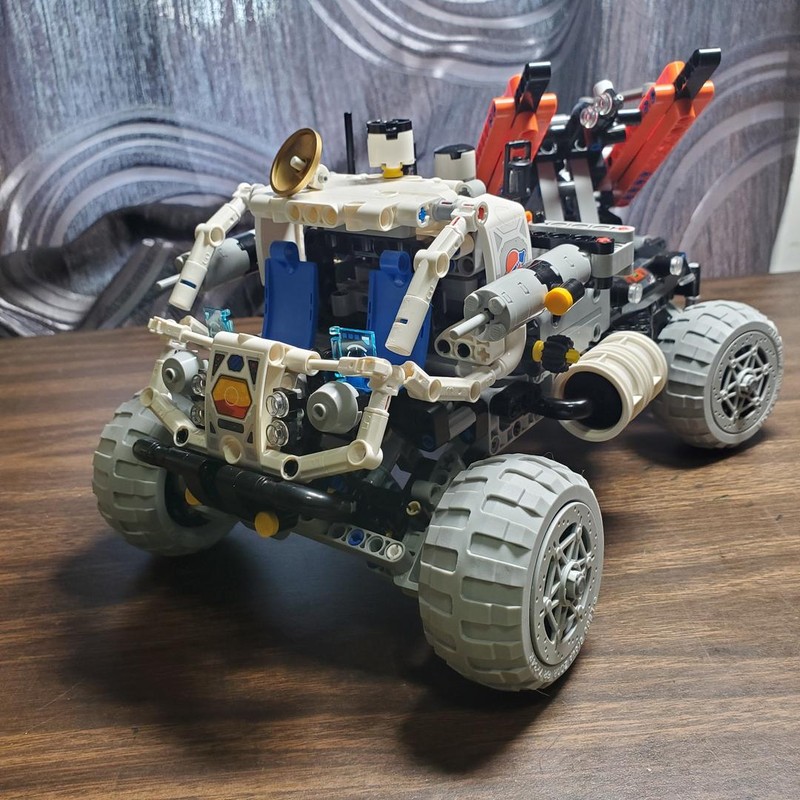 LEGO MOC 42180 Space themed war machine by Boomdidit | Rebrickable ...
