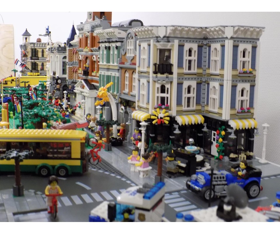 LEGO MOC-233989 Modular house (alt build of Assembly Square - 10255) by ...