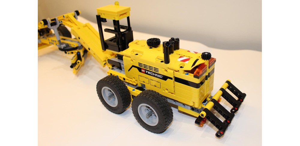 LEGO MOC Grader CAT 24M by higgins91 | Rebrickable - Build with LEGO