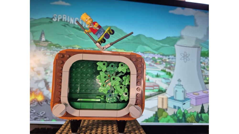 LEGO MOC Homer Simpson backing into bushes TV by nicojlt | Rebrickable ...