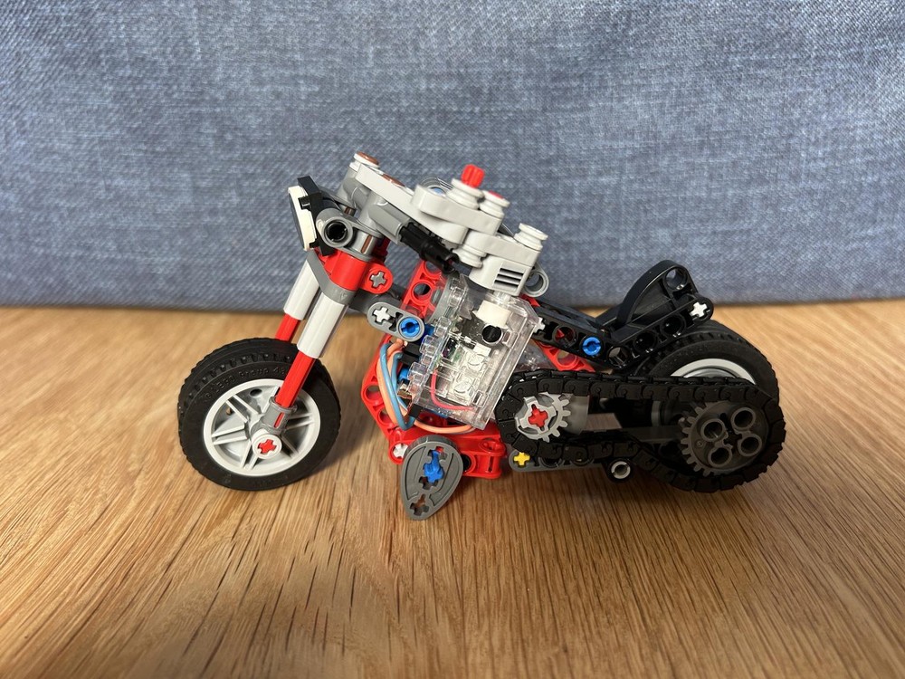 LEGO MOC Motorised 42132 Motorcycle using Circuit Cubes by felixcz ...