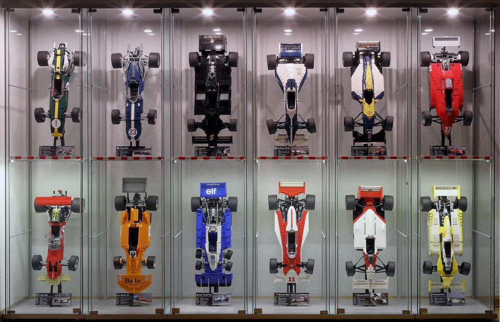 LEGO MOC Vertical Stand RoscoPC historical Formula 1 models by Berthil ...