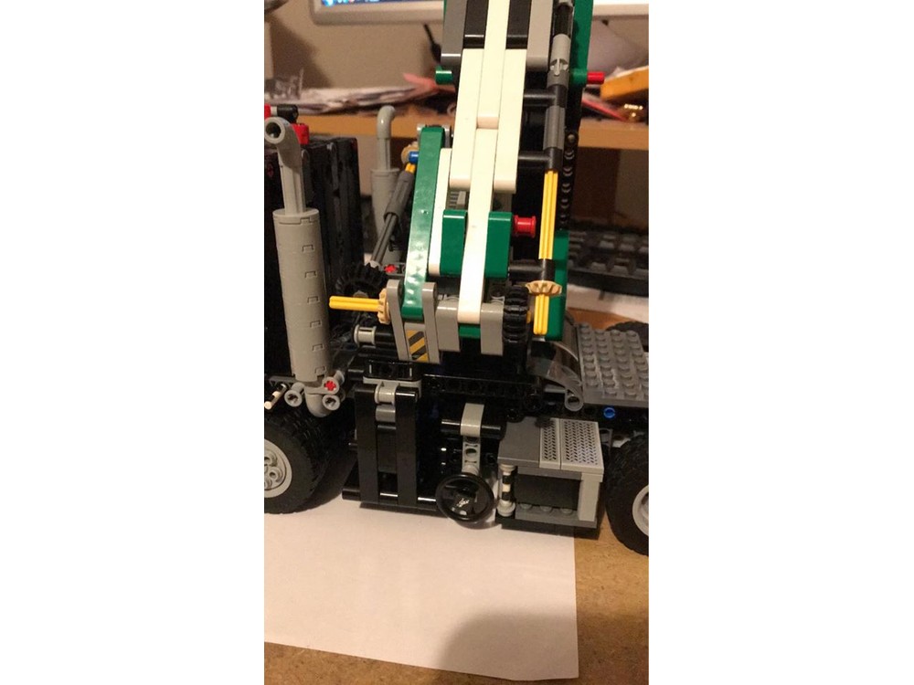 LEGO MOC Mack Granite 8 wheeler Hiab by Smudge | Rebrickable - Build ...