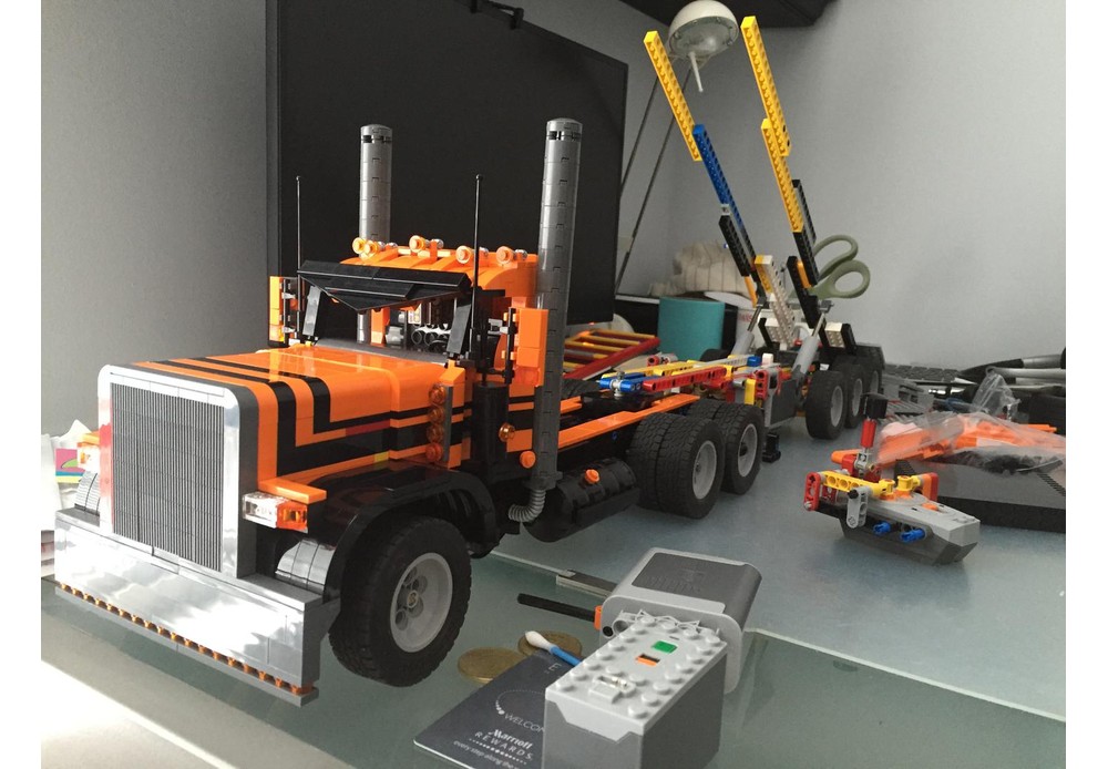 LEGO MOC Peterbilt 389 Daycab Semi Truck 1:17 scale in black and orange ...