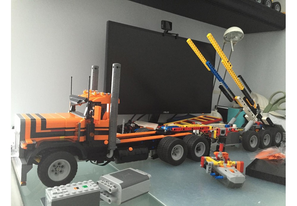 LEGO MOC Peterbilt 389 Daycab Semi Truck 1:17 scale in black and orange ...