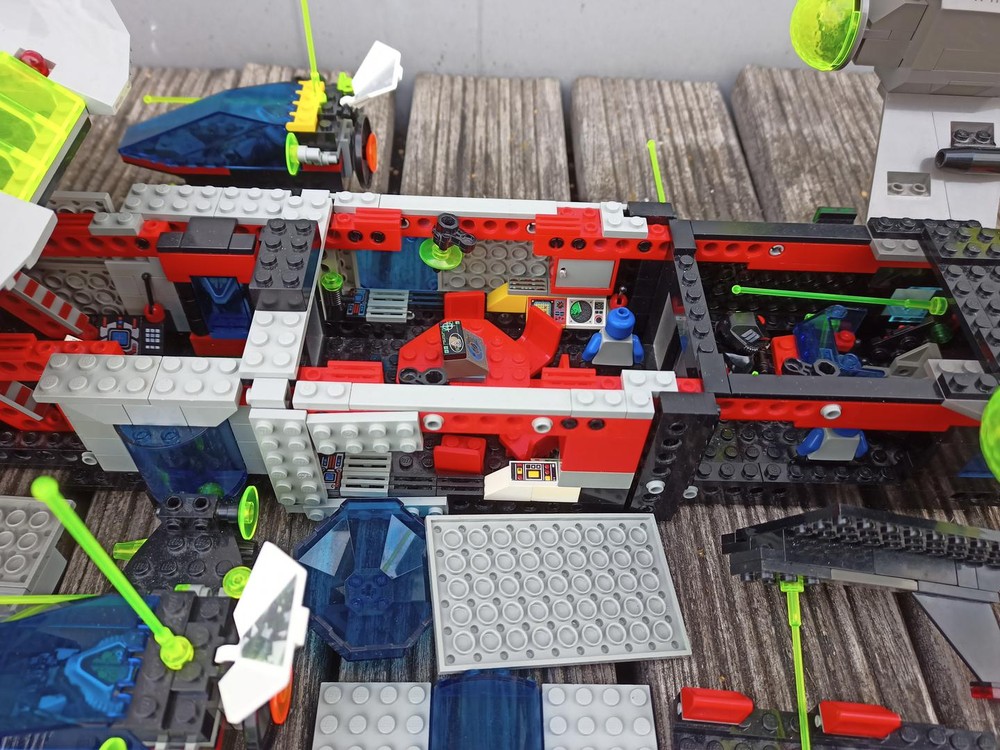 LEGO MOC Explorer Mothership by BlackbirdB51 | Rebrickable - Build with ...
