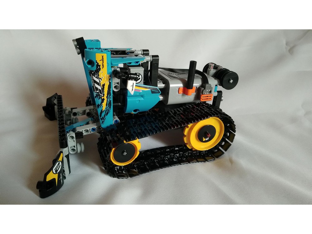 LEGO MOC 42095 Snow Groomer by artemisovsky | Rebrickable - Build with LEGO