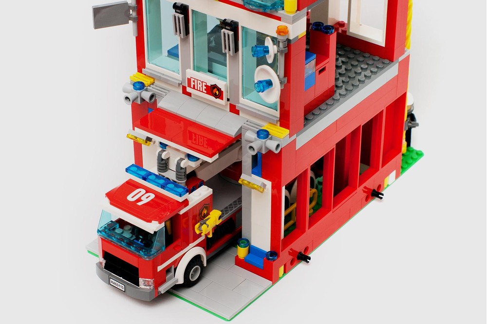 LEGO MOC Narrow Firehouse by timeremembered | Rebrickable - Build with LEGO