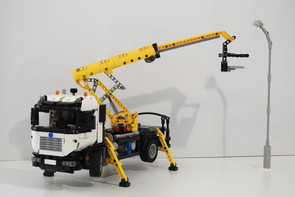 LEGO MOC Motorized Cherry Picker by Anto | Rebrickable - Build with LEGO