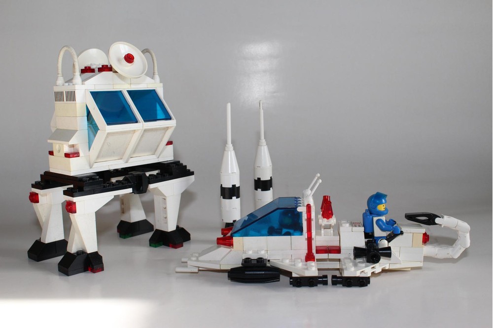 LEGO MOC Alien Moon Stalker (Futuron Style) by divinglog | Rebrickable ...