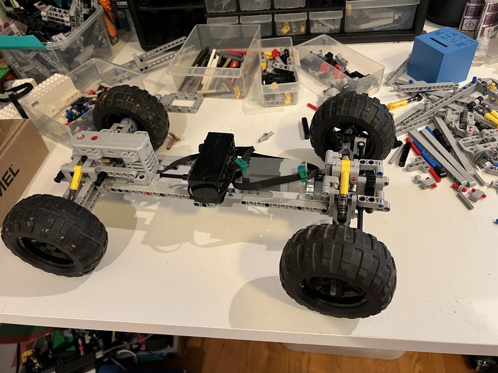 LEGO MOC Fast 4WD Chassis by saulquinn | Rebrickable - Build with LEGO