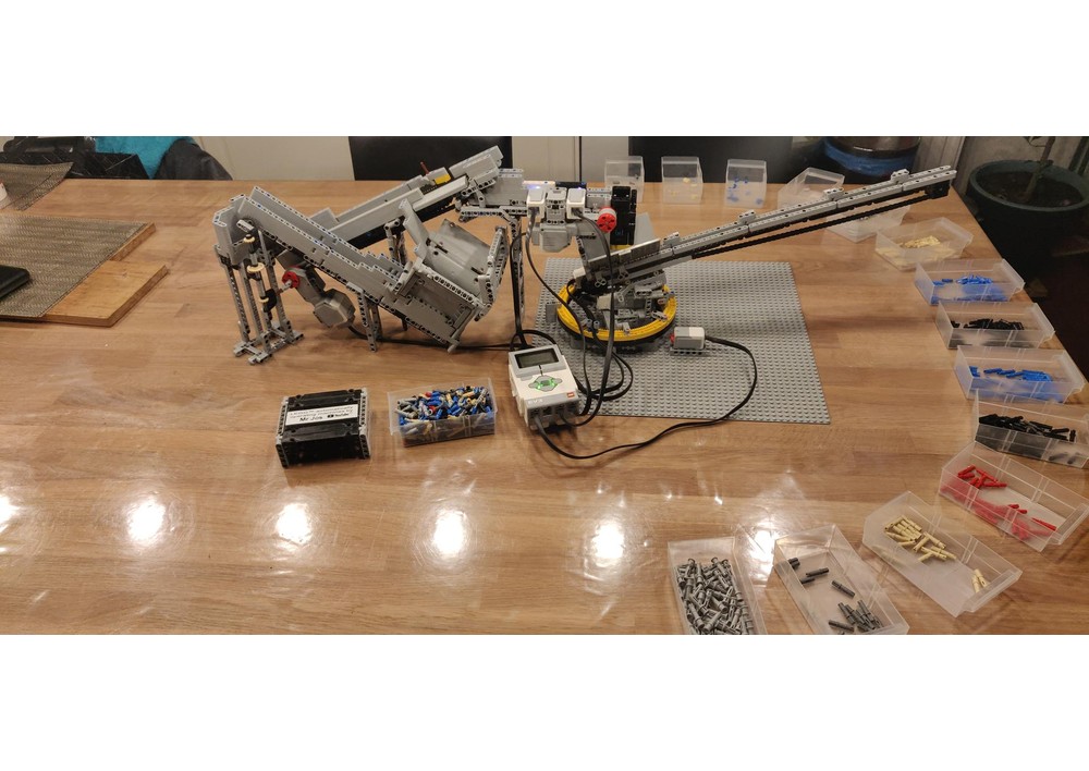 LEGO MOC Pin Sorting Machine with feeding conveyors - Program included ...