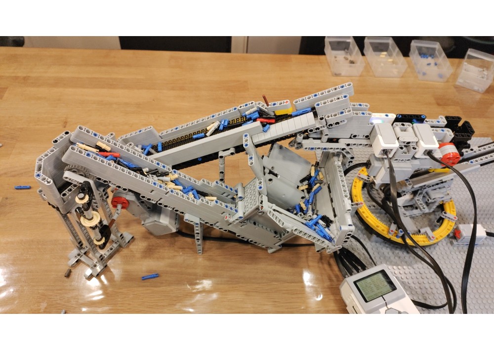 LEGO MOC Pin Sorting Machine with feeding conveyors - Program included ...