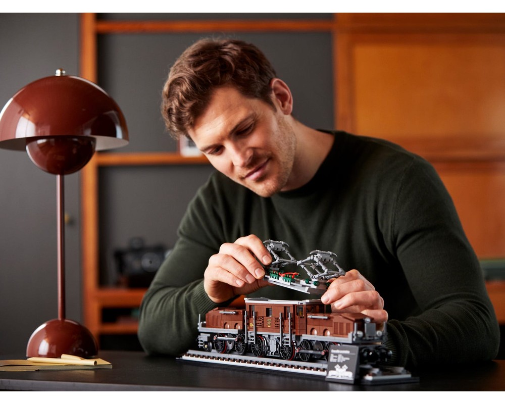 LEGO Set 10277-1 Crocodile Locomotive (2020 Icons) | Rebrickable ...