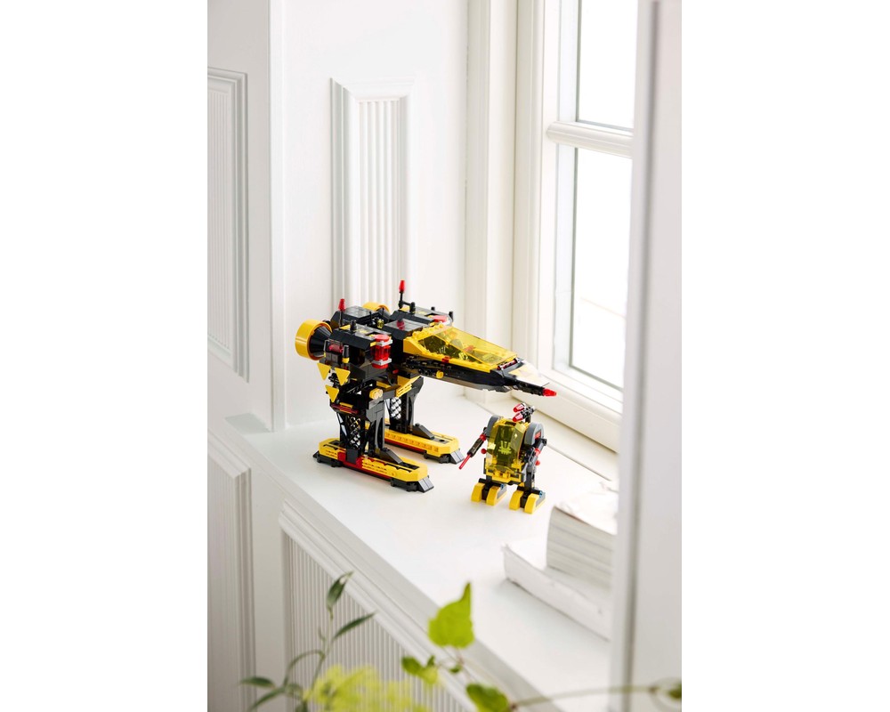 LEGO Set 10355-1 Blacktron Renegade (2025 Icons) | Rebrickable - Build ...